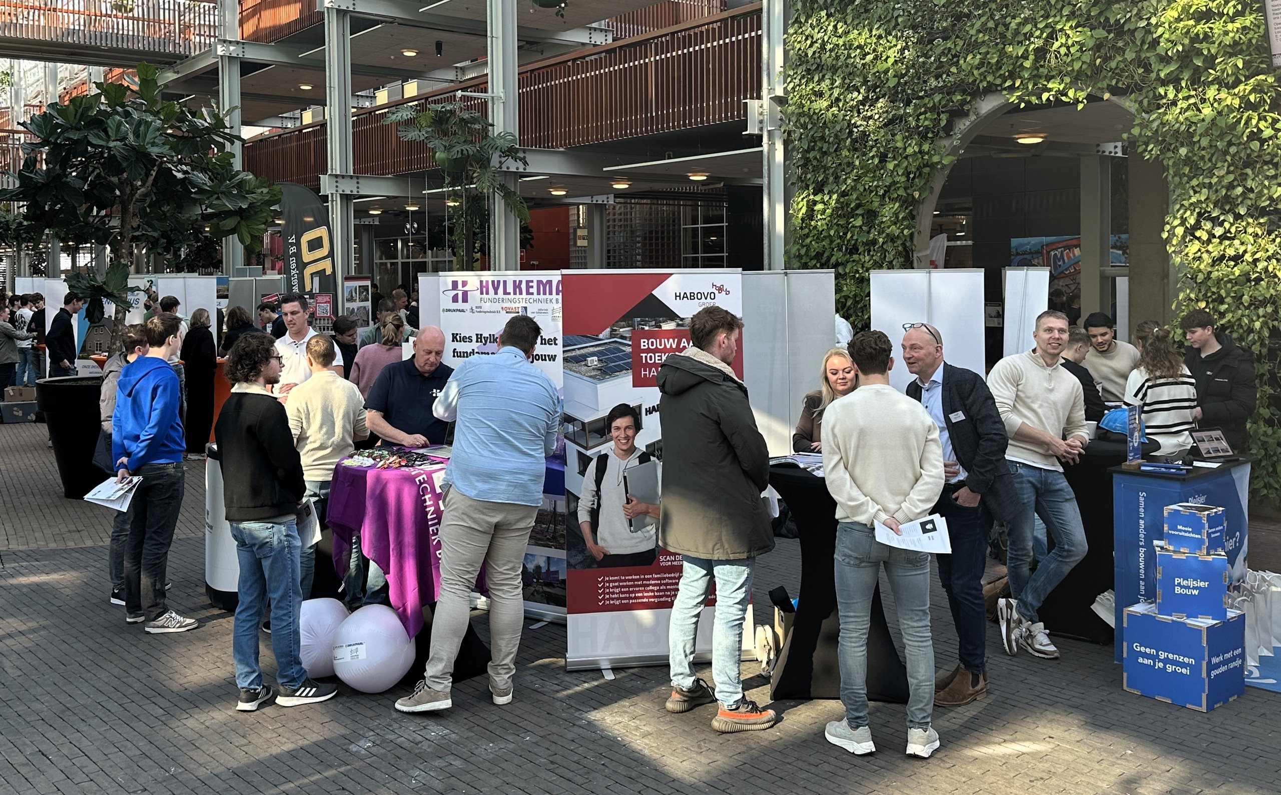 Studenten en bouwbedrijven vinden elkaar bij stagemarkt | Deltion College